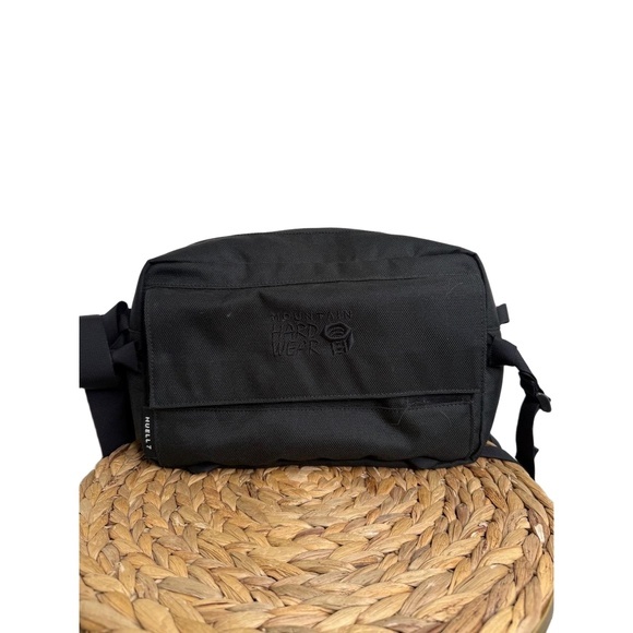 Mountain Hardwear | Bags | Mountain Hardware Huell Cross Body Bag Black ...